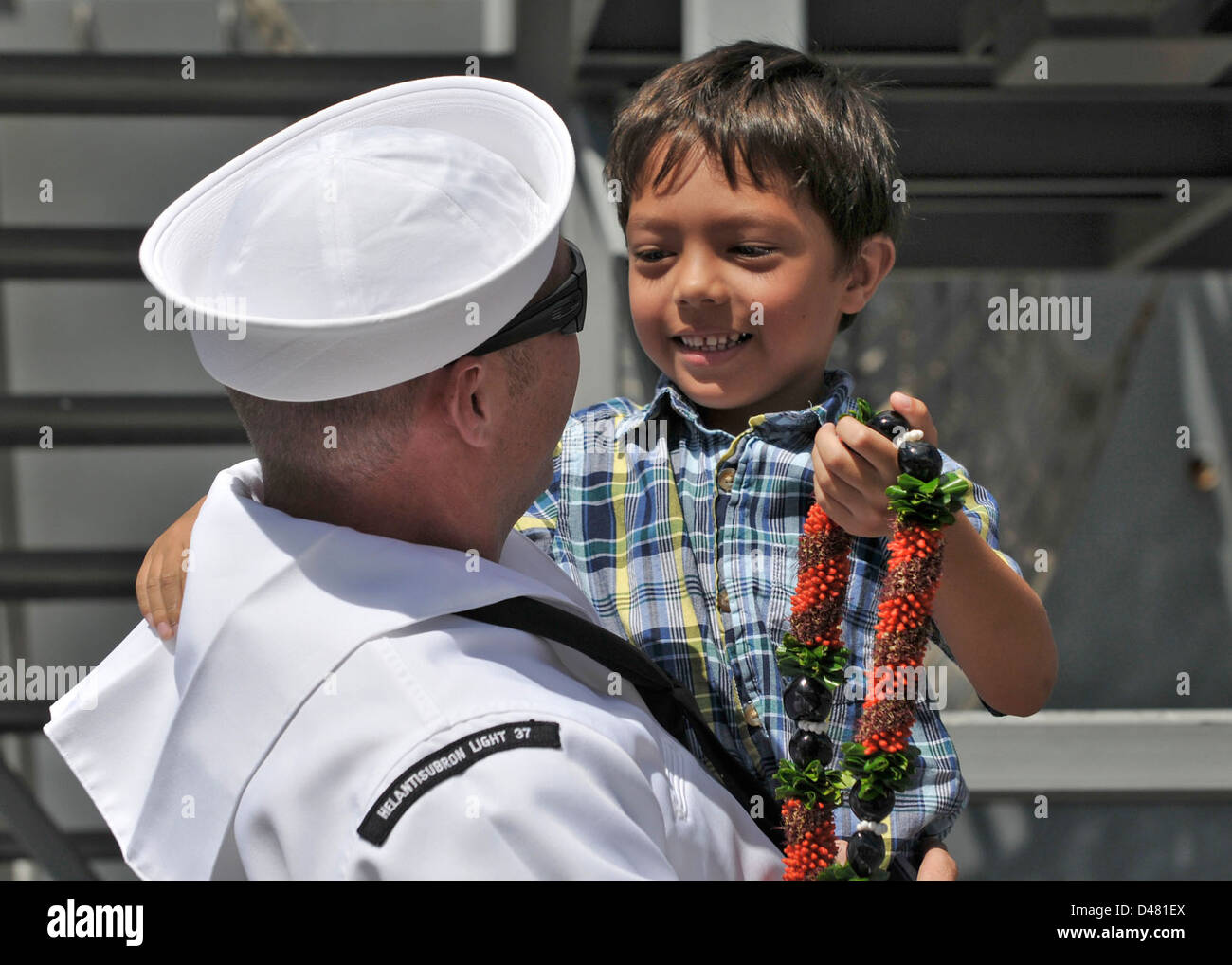 The USS Sampson (DDG 102) arrives at Joint Base Pearl Harbor-Hickam ...