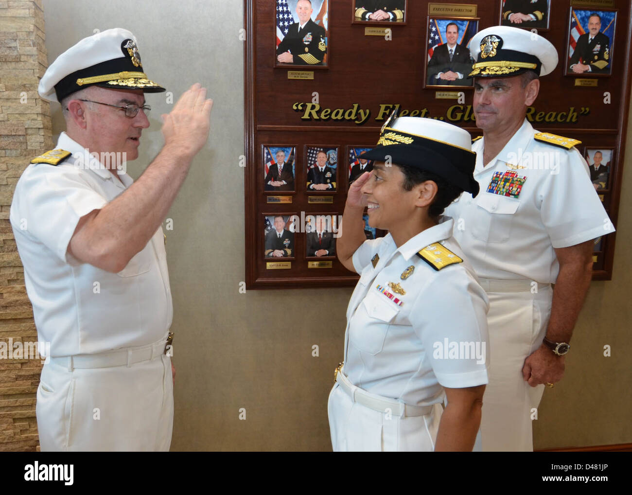 U s navy sailor salute hi-res stock photography and images - Alamy