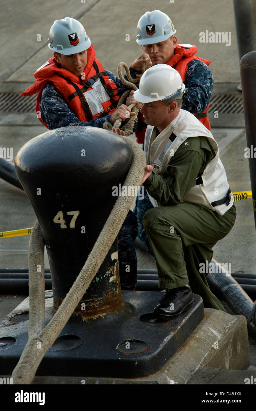 The commander of Carrier Strike Group 3 casts line Stock Photo - Alamy