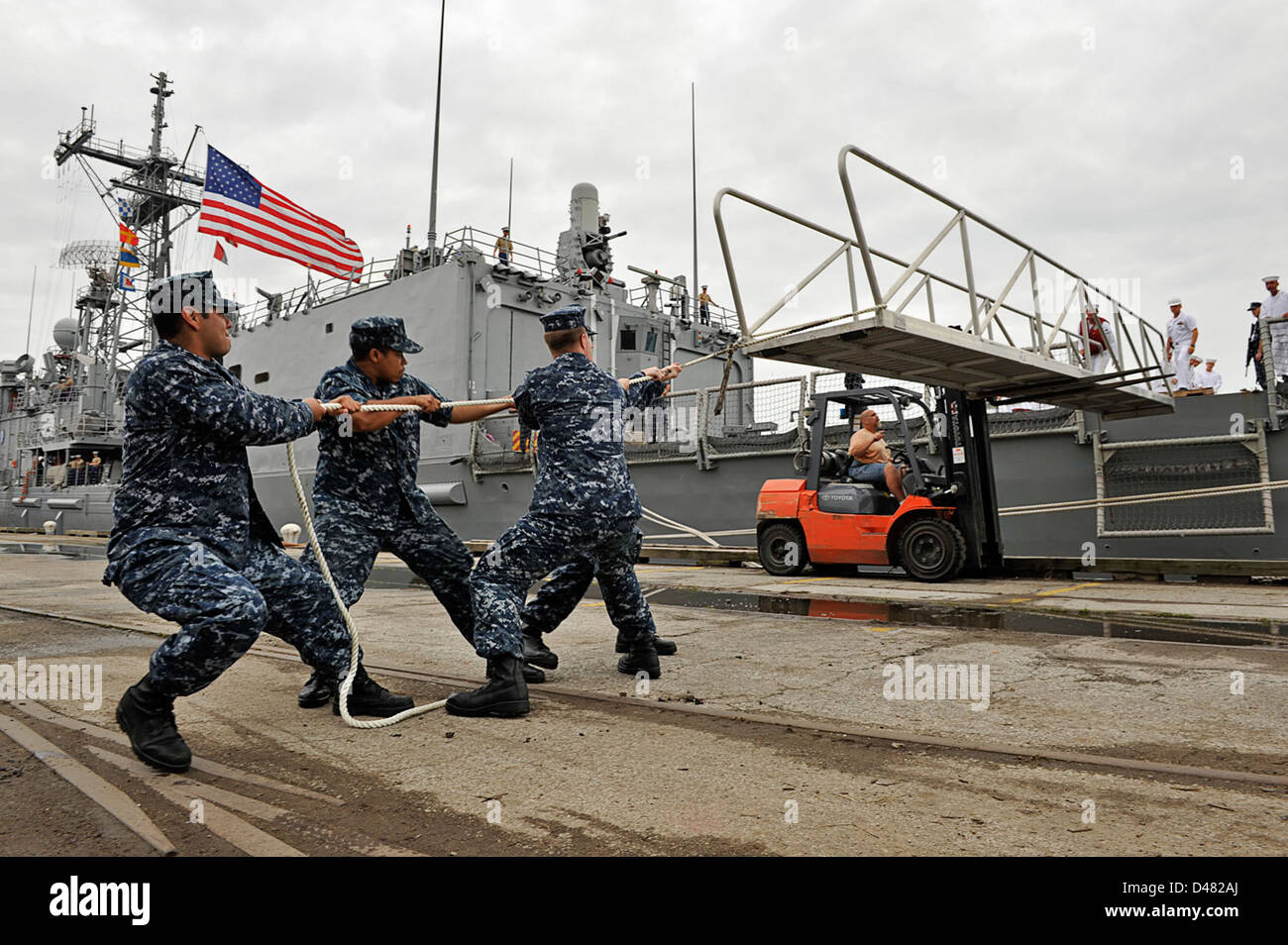 The USS De Wert (FFG 45), a U.S. Navy frigate, departs Cleveland, Ohio ...