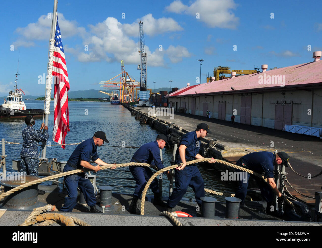 Heave mooring line hi-res stock photography and images - Alamy