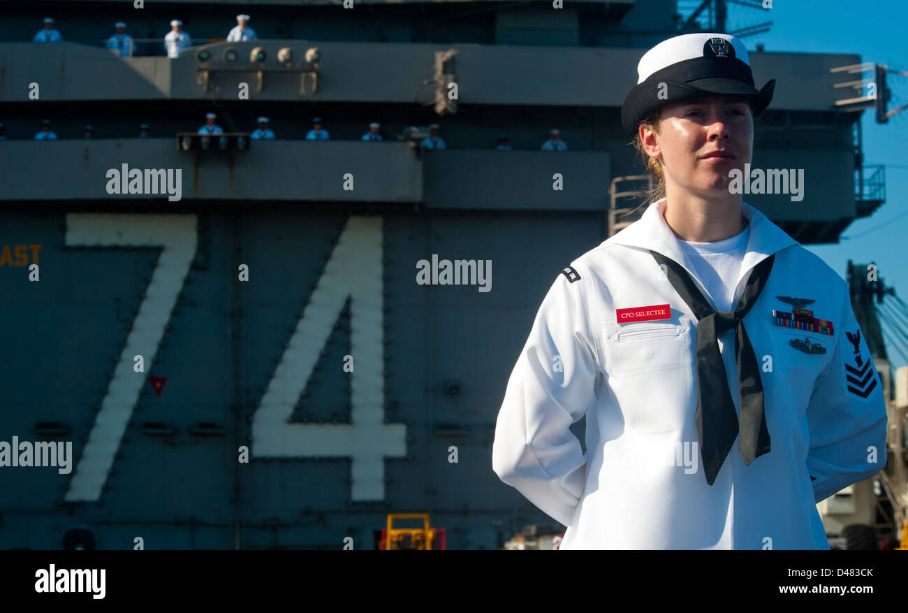 Navy rail manning hi-res stock photography and images - Alamy