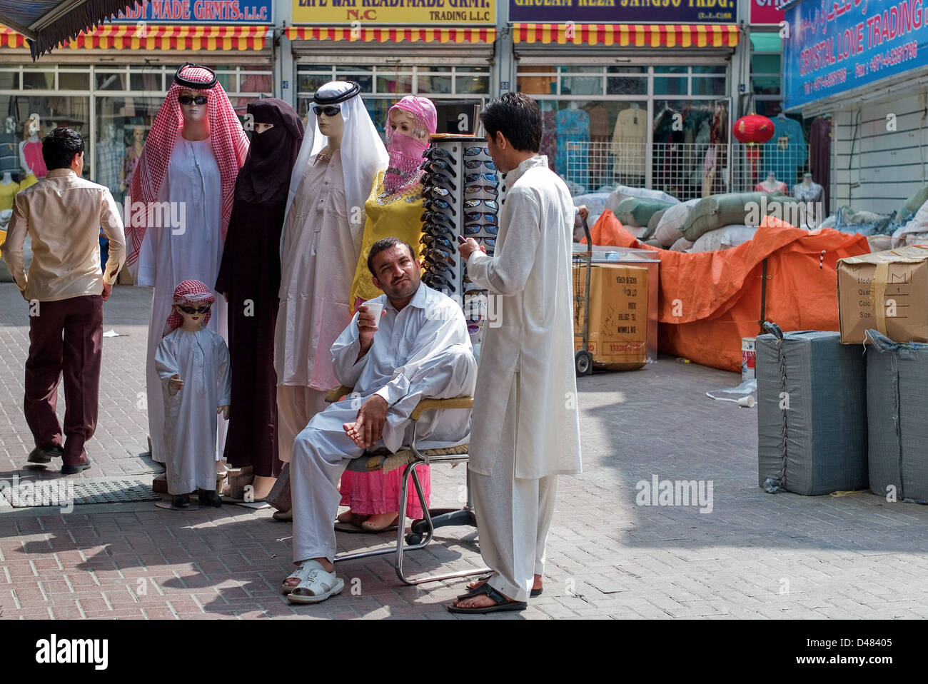 Dubai, people in traditional dress in the old souk Stock Photo - Alamy