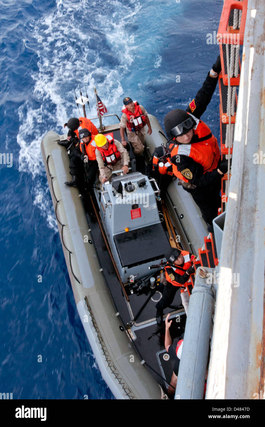 Chinese army personnel board a U.S. Navy boat Stock Photo - Alamy
