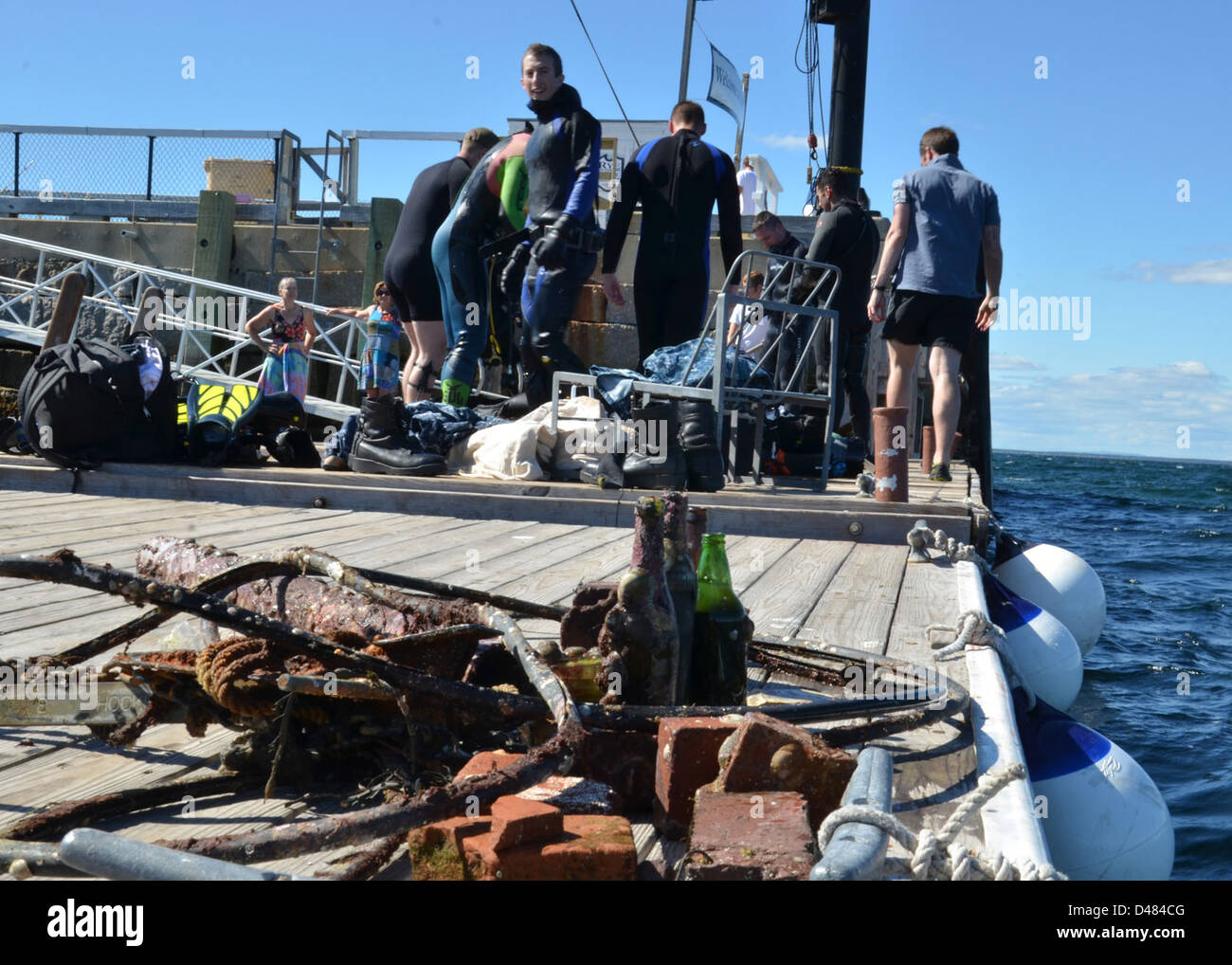 Navy divers clean harbor Stock Photo - Alamy