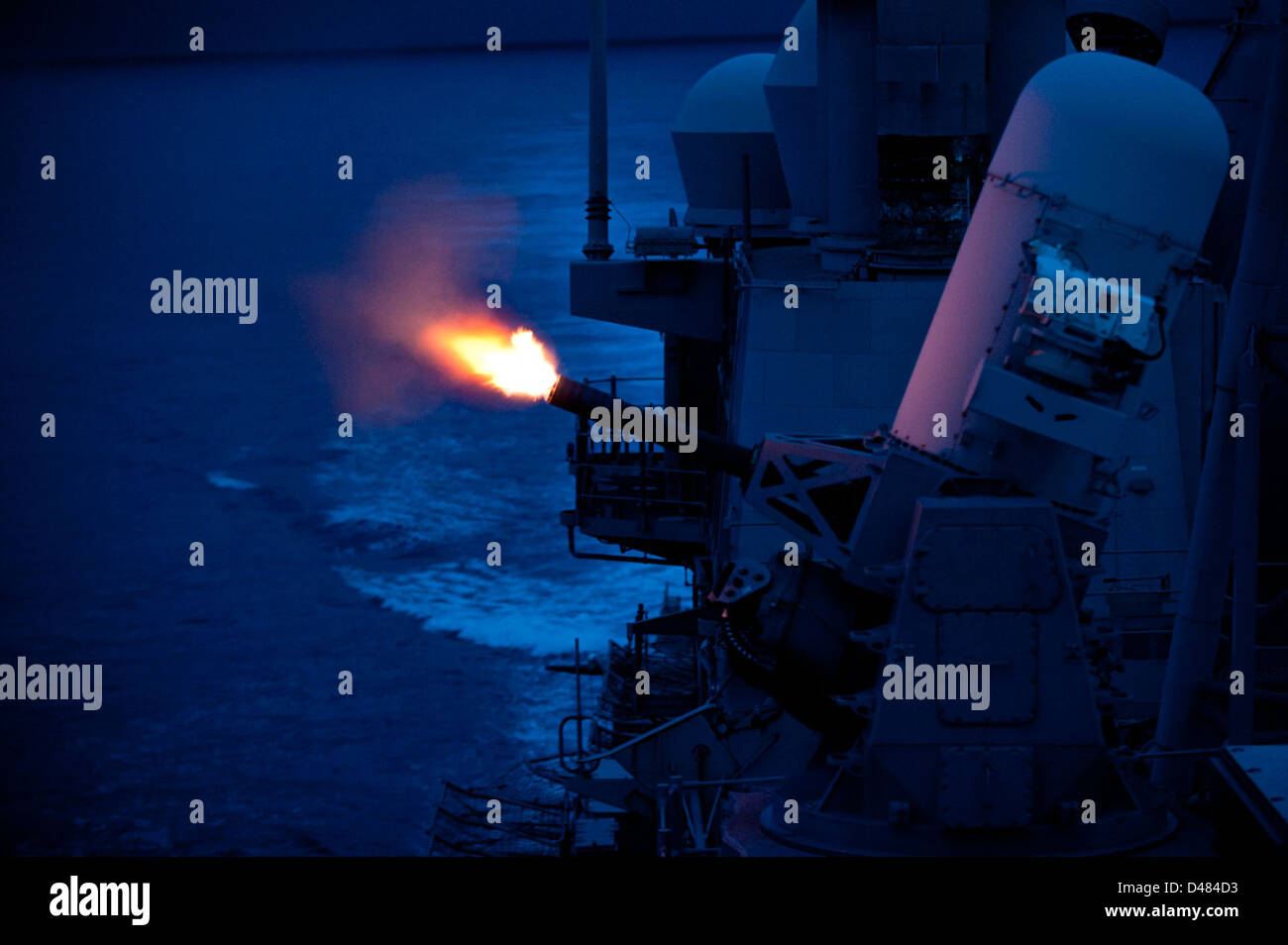 Uss cowpens hi-res stock photography and images - Alamy