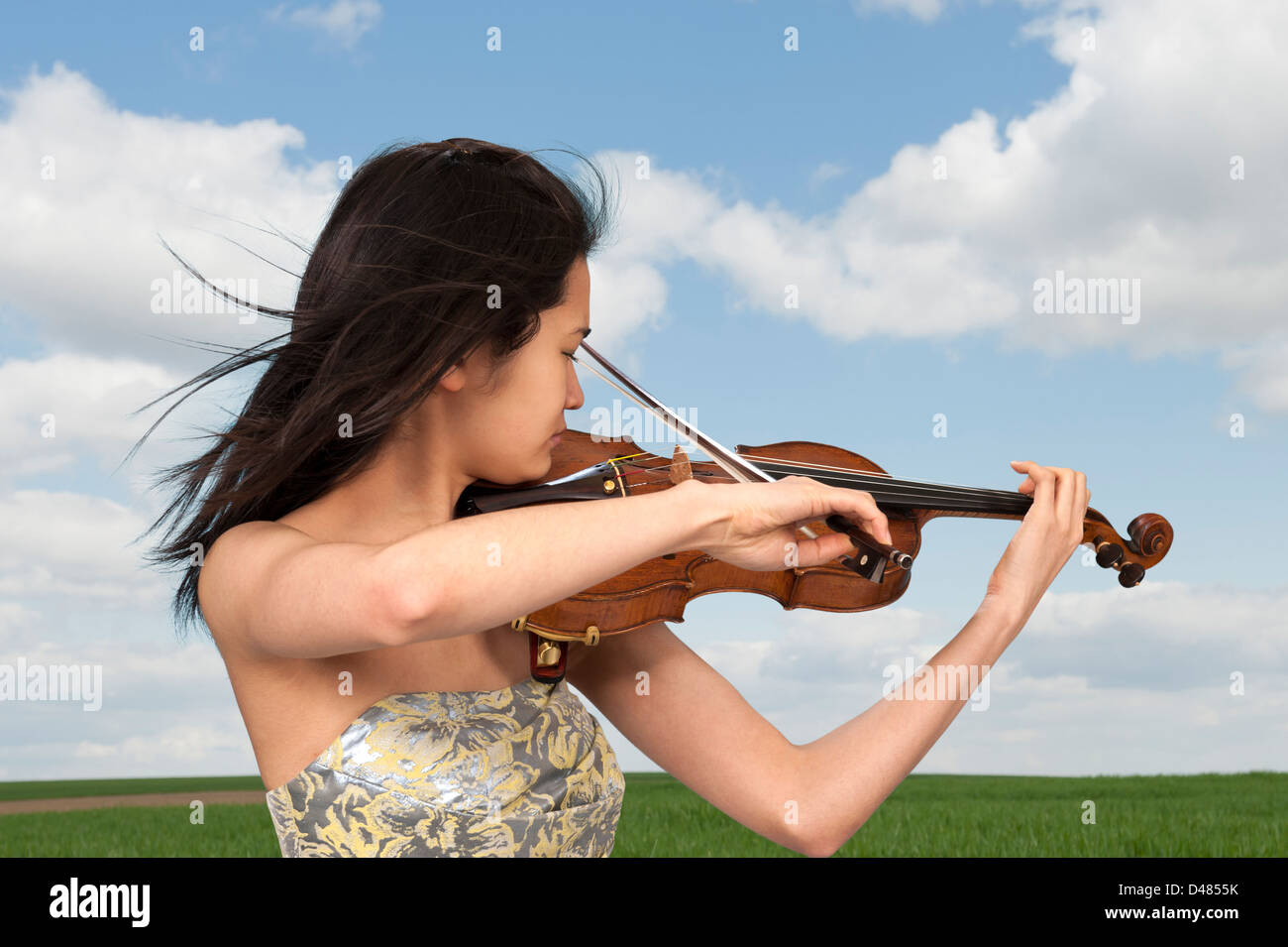 young female violin player Stock Photo - Alamy