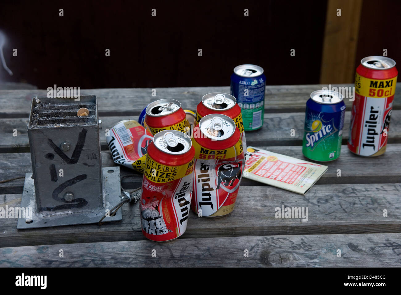 Empty beer cans hi-res stock photography and images - Alamy