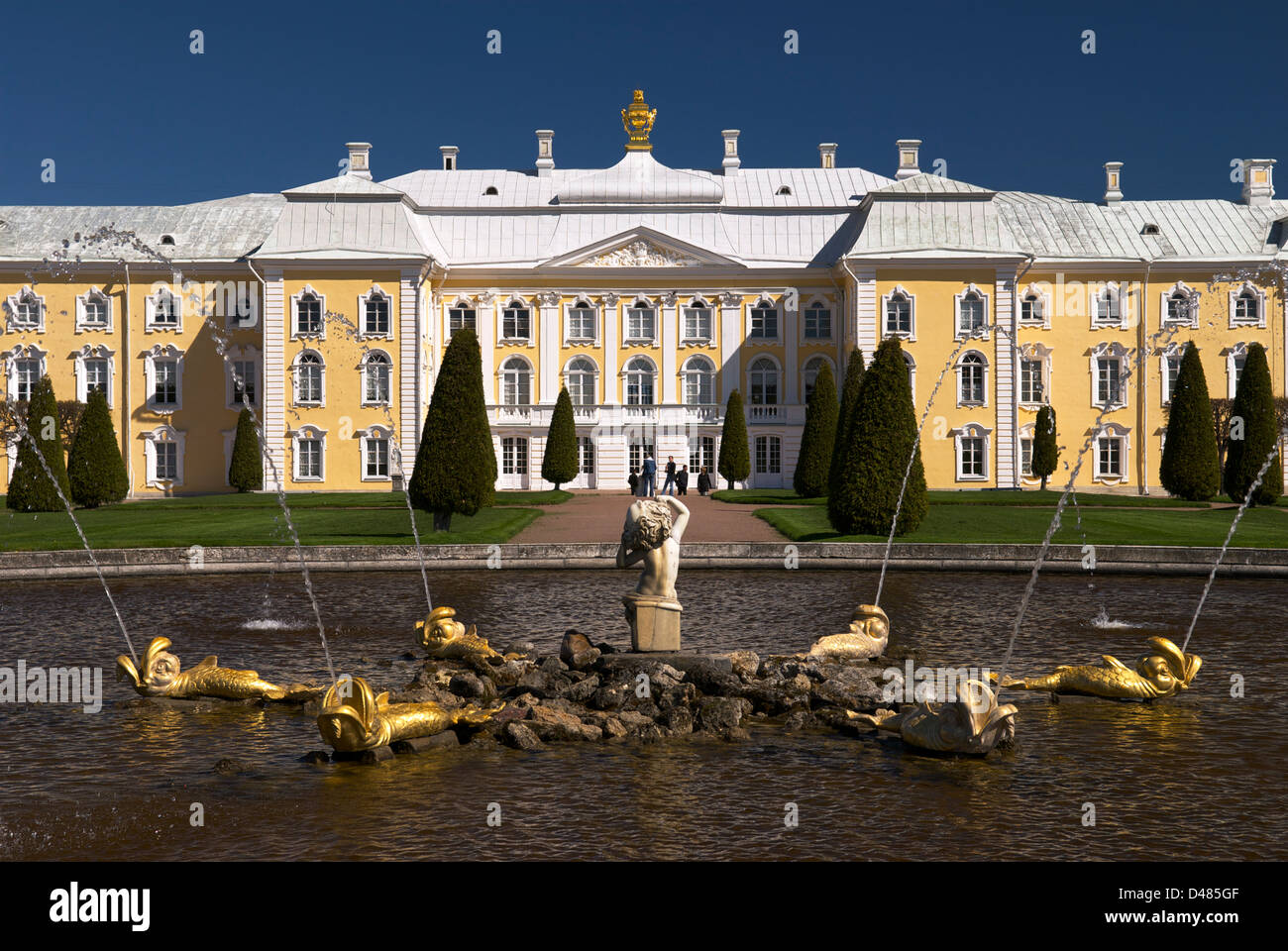 Front aspect of the Peterhof Palace Stock Photo - Alamy
