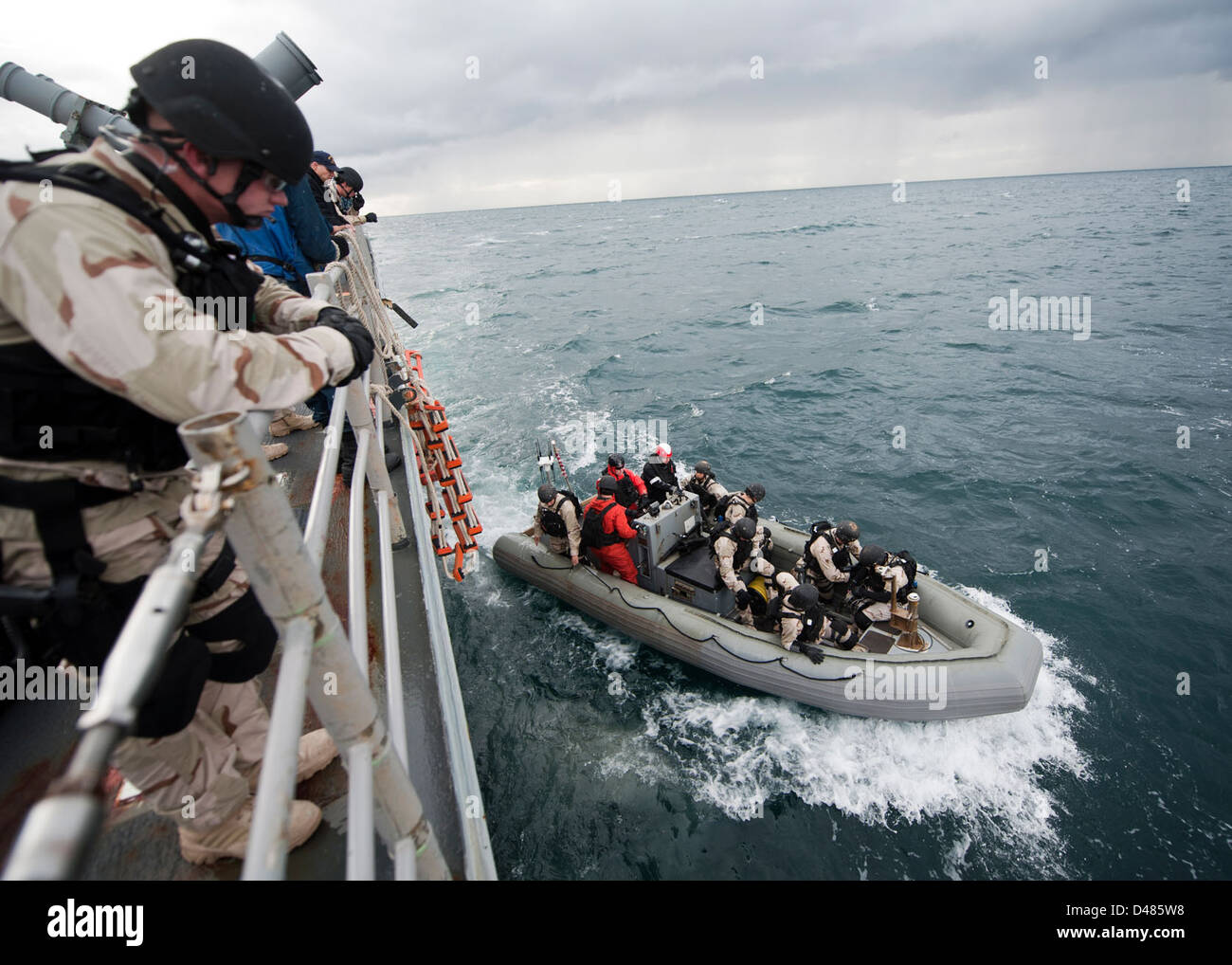 USS Gettysburg conducts VBSS training Stock Photo - Alamy