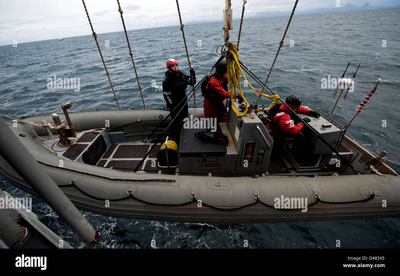 Sailors lower a RHIB for VBSS training Stock Photo - Alamy