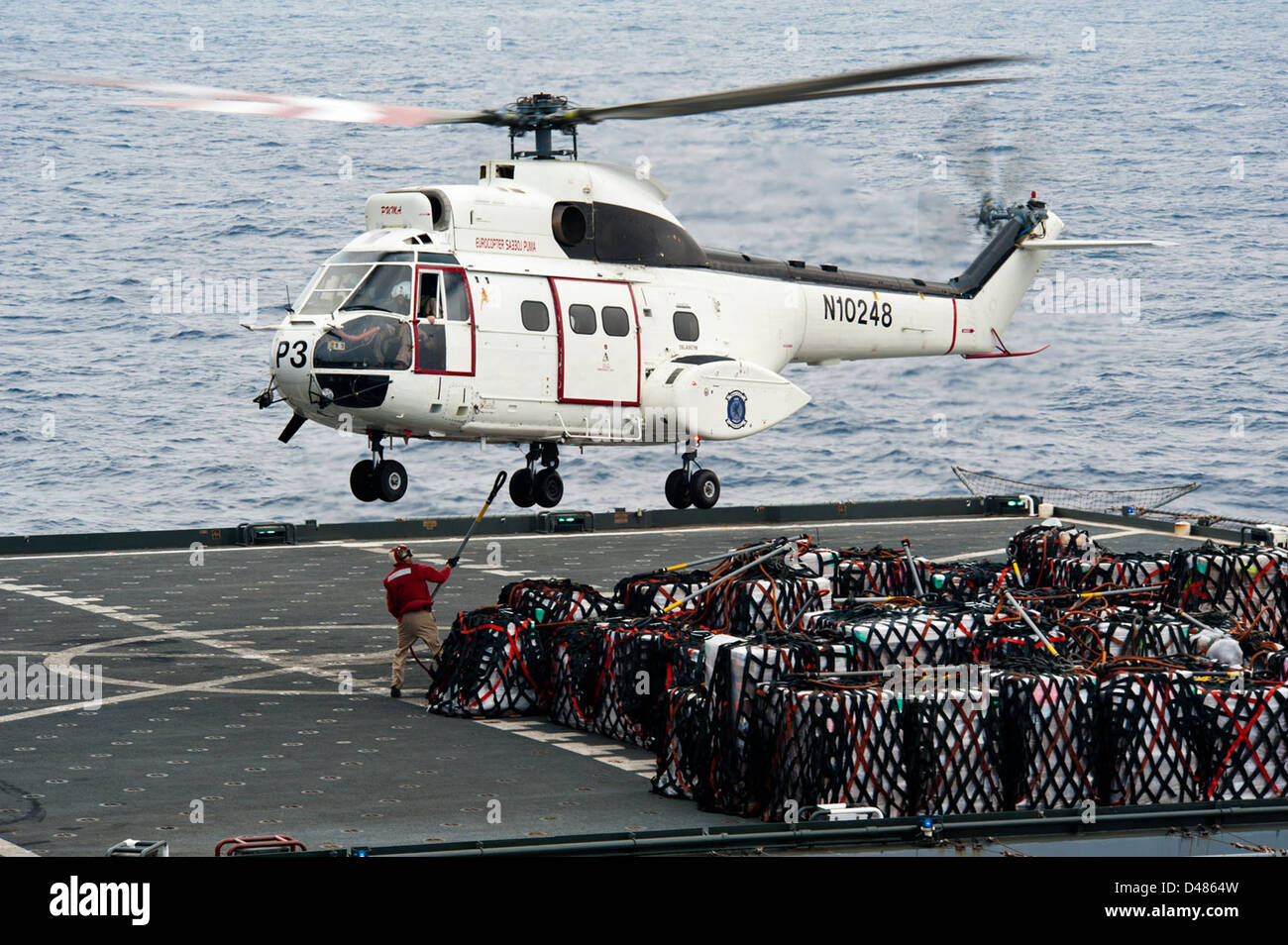U s navy helicopter lifts hi-res stock photography and images - Alamy