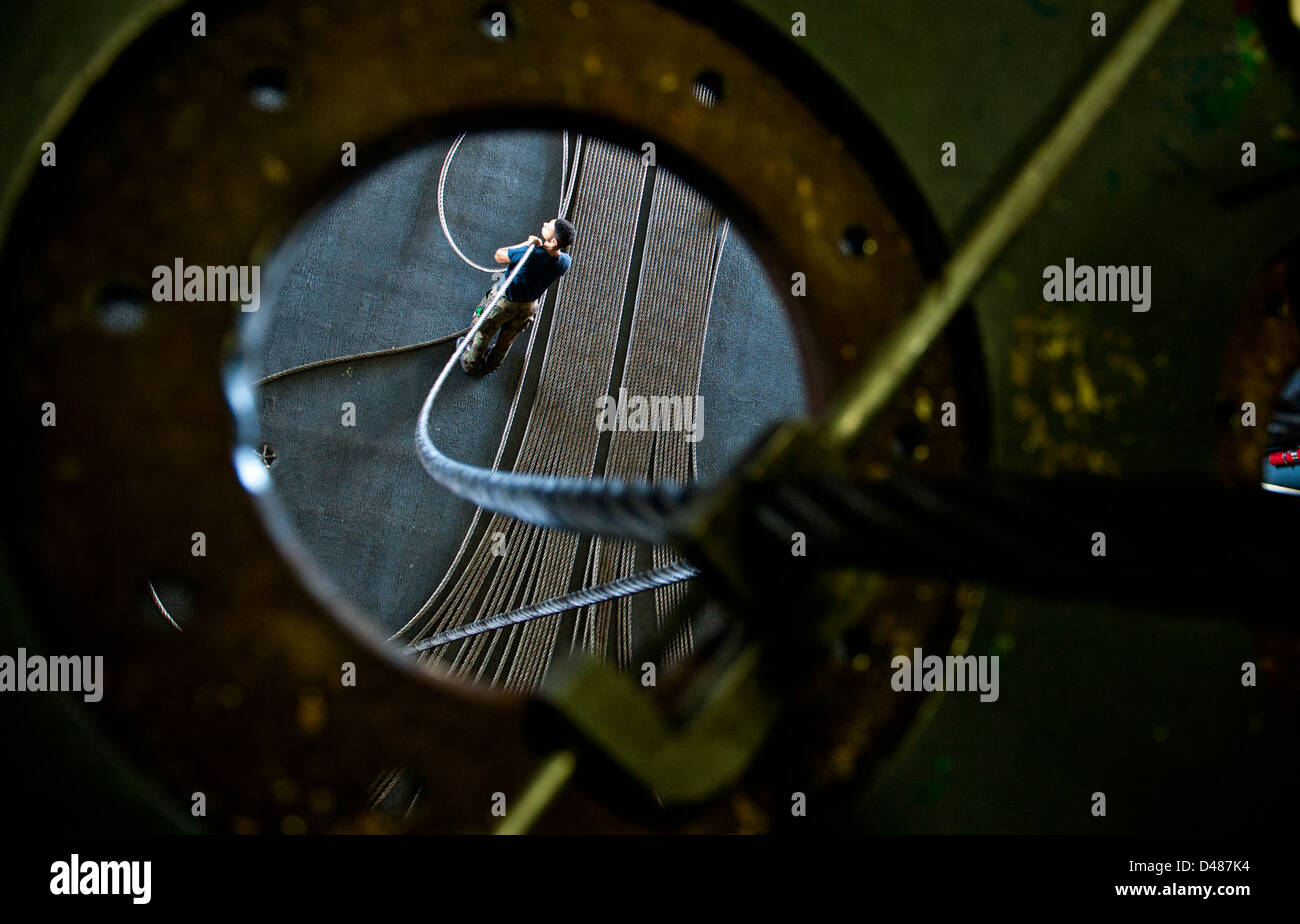 Arresting cable hi-res stock photography and images - Alamy