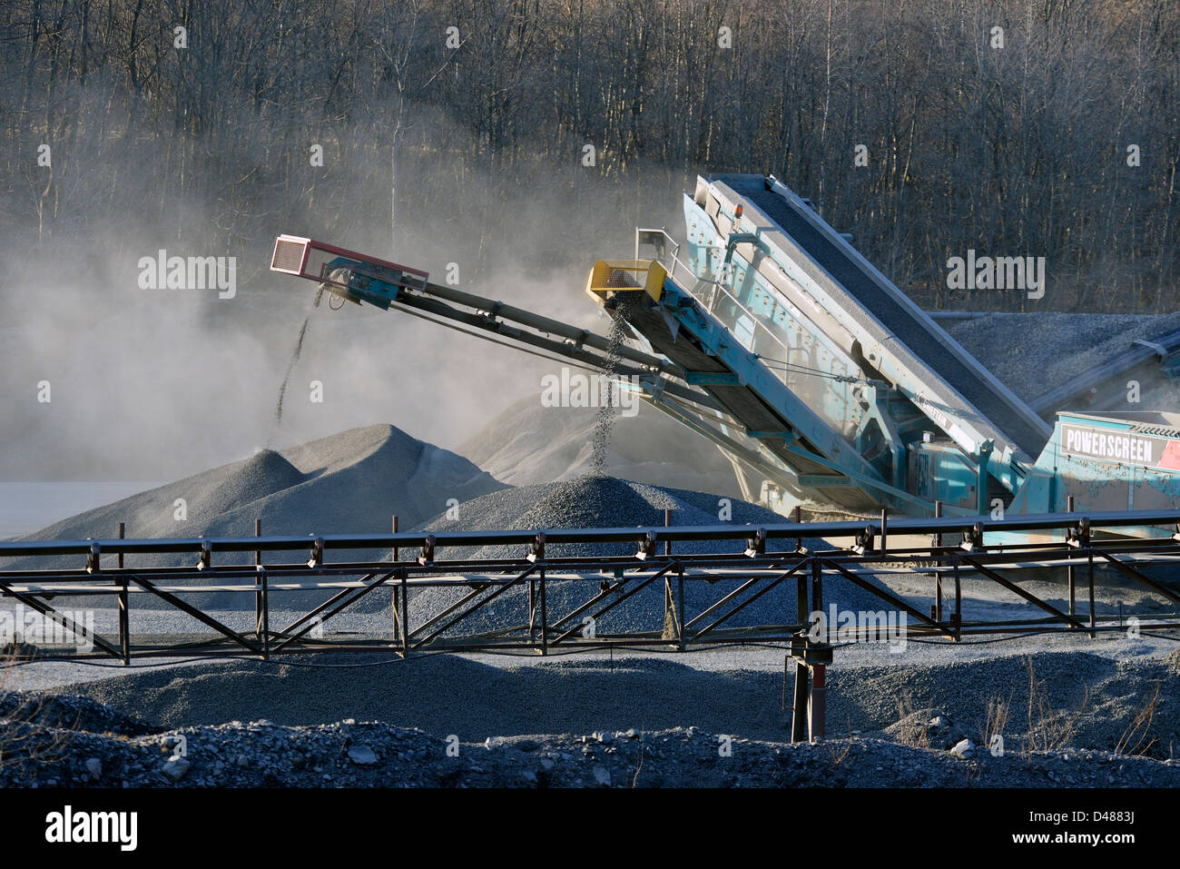 Powerscreen screening machine conveyor belt hi-res stock photography ...