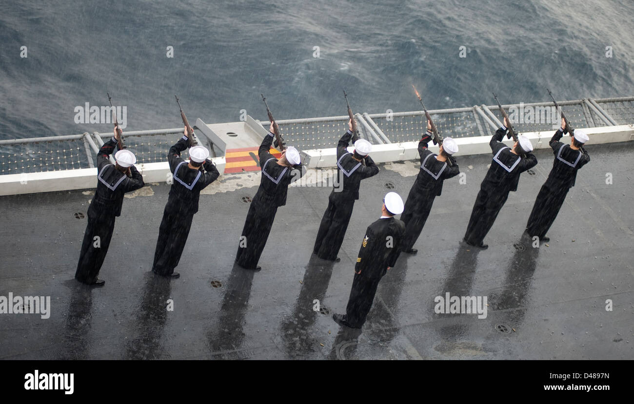 U s navy sailor salute hi-res stock photography and images - Alamy
