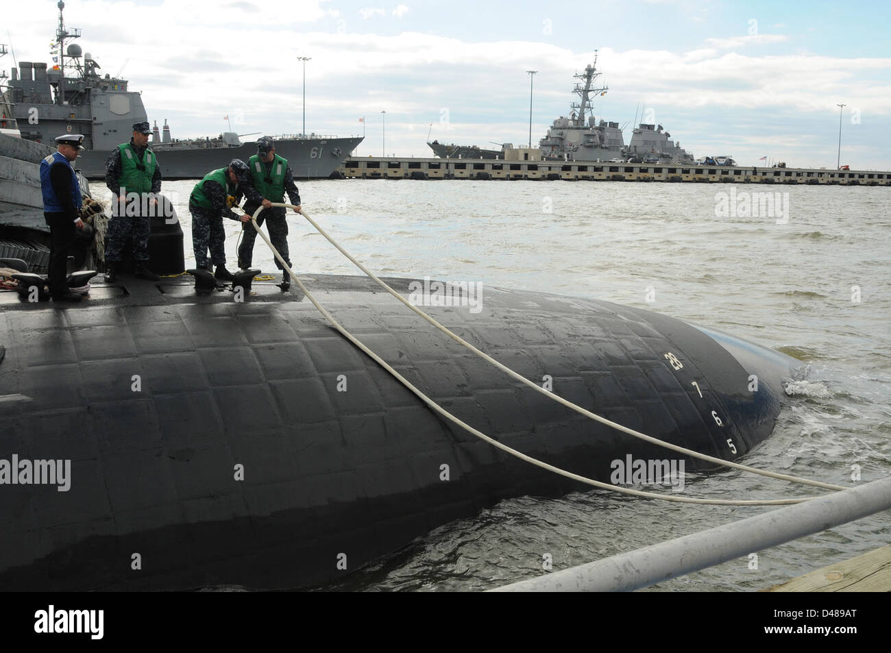 Docking lines hi-res stock photography and images - Alamy