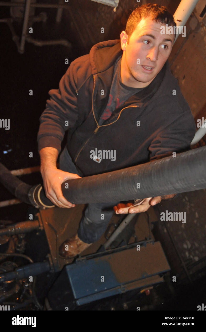 Sailors from the U.S. Navy provide support for Hurricane Sandy recovery ...