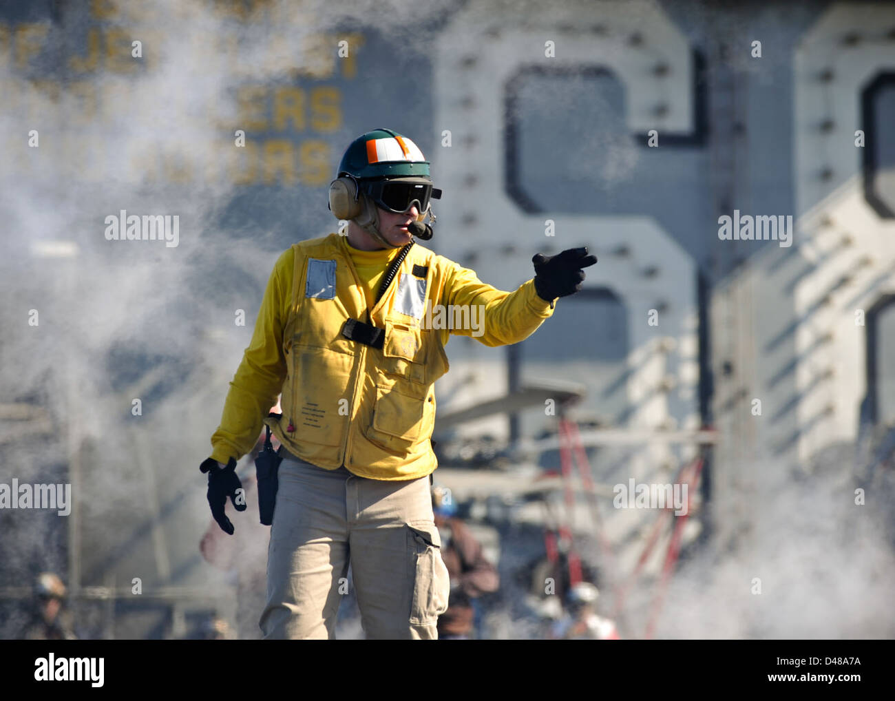 Lso f a 18 flight deck hi-res stock photography and images - Alamy