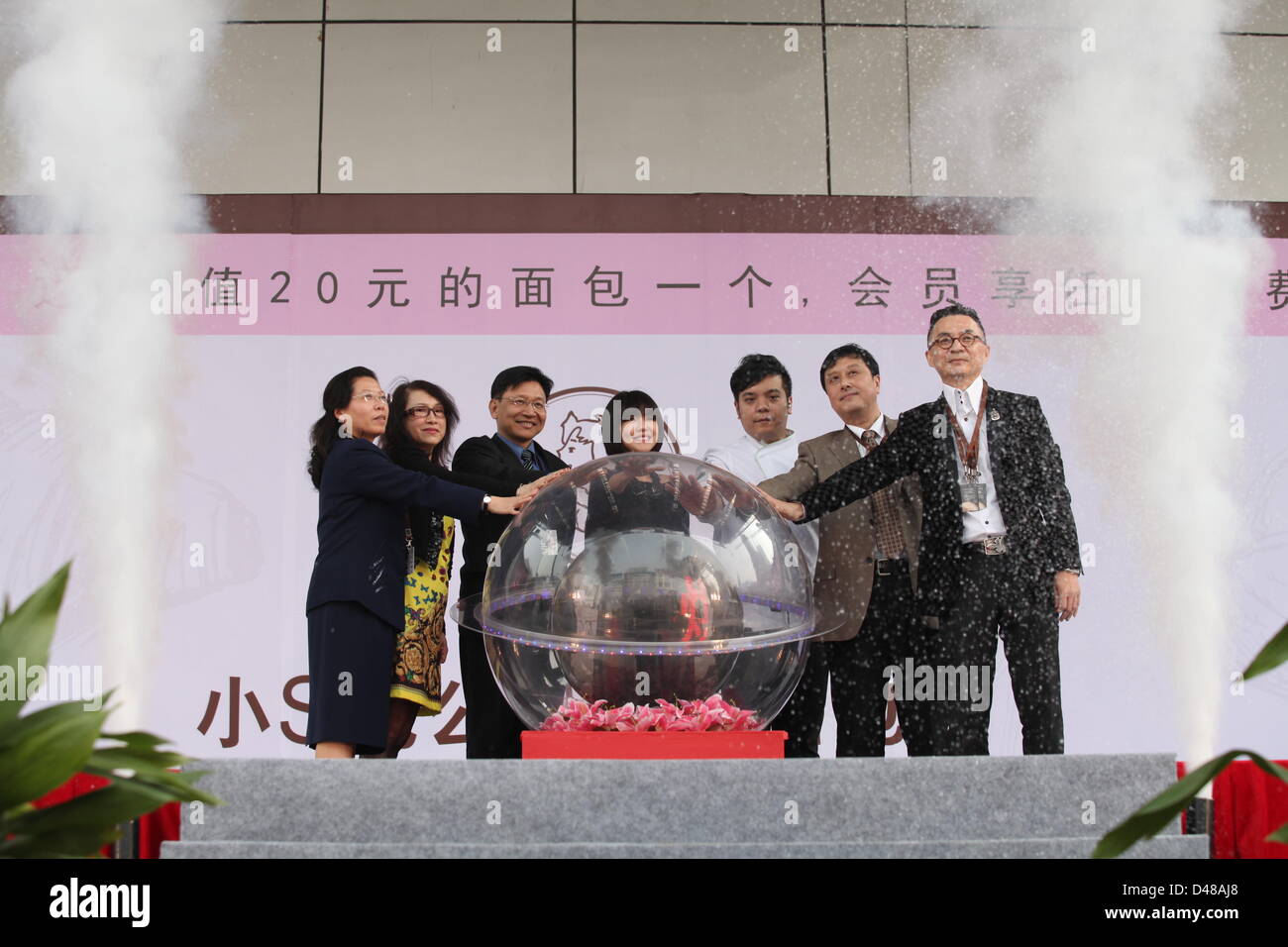 Dee Hsu attended bakery opening ceremony with her husband in Shanghai ...