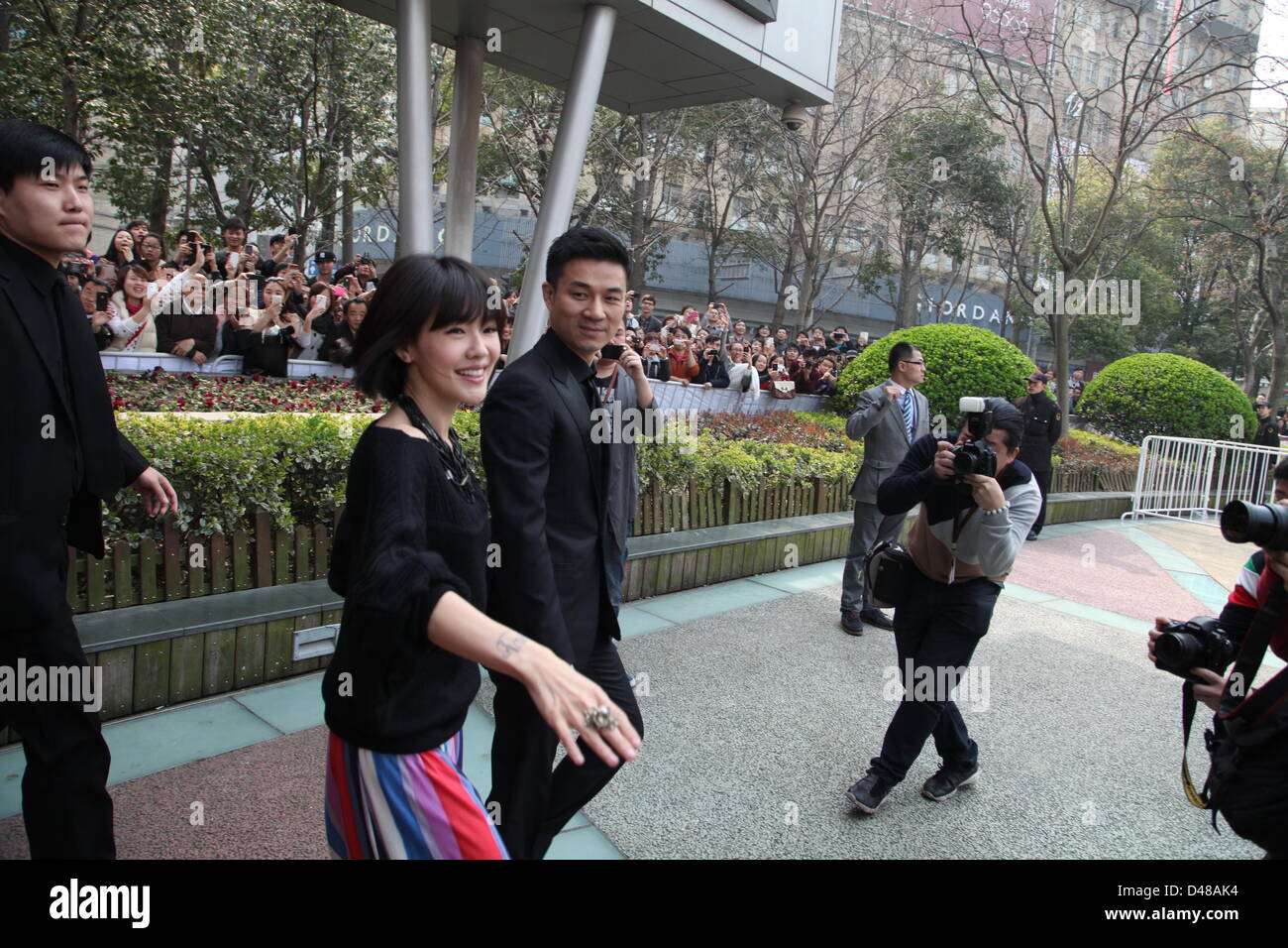 Dee Hsu attended bakery opening ceremony with her husband in Shanghai ...