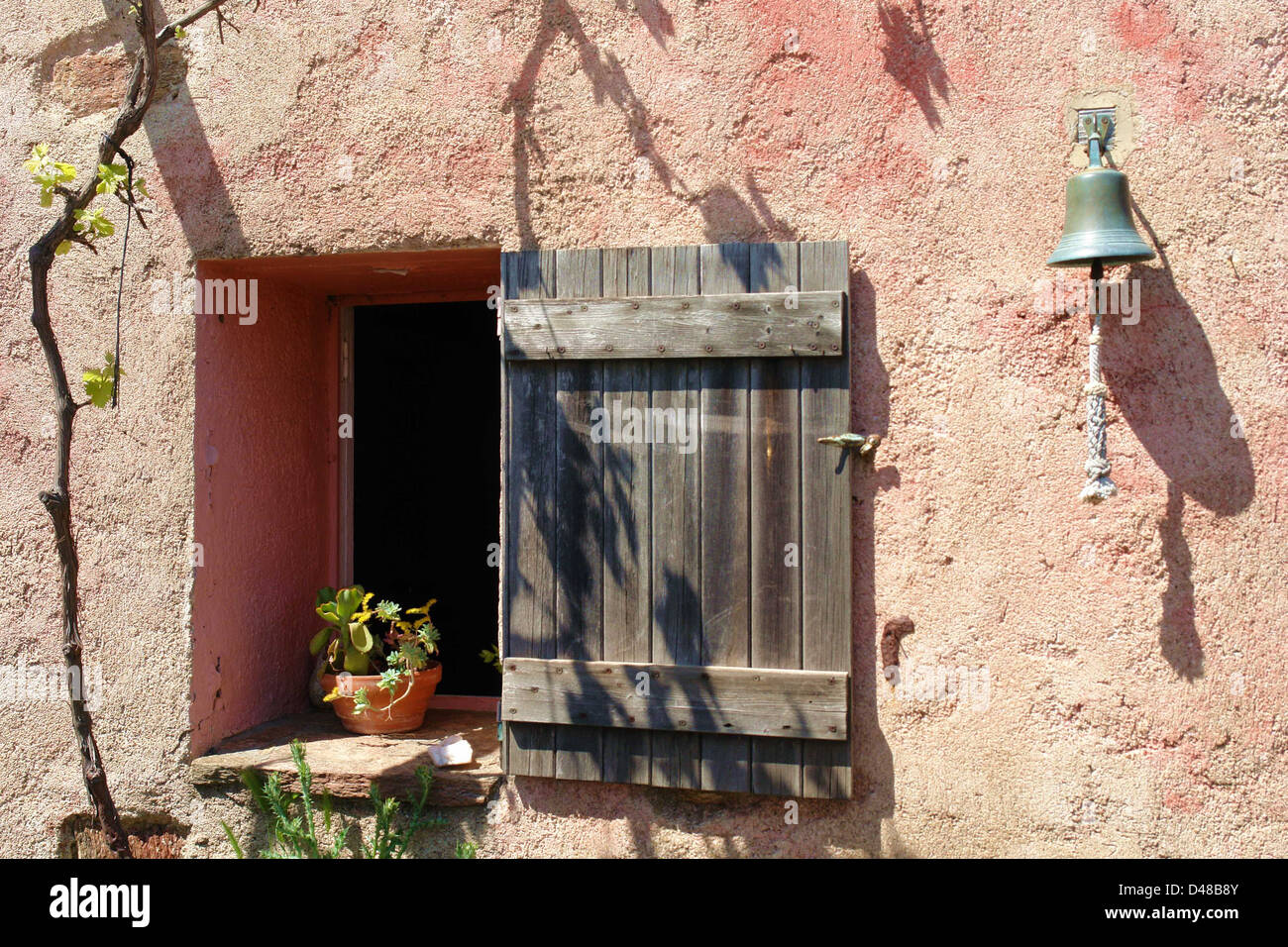 Old typical Provençal mas Stock Photo - Alamy