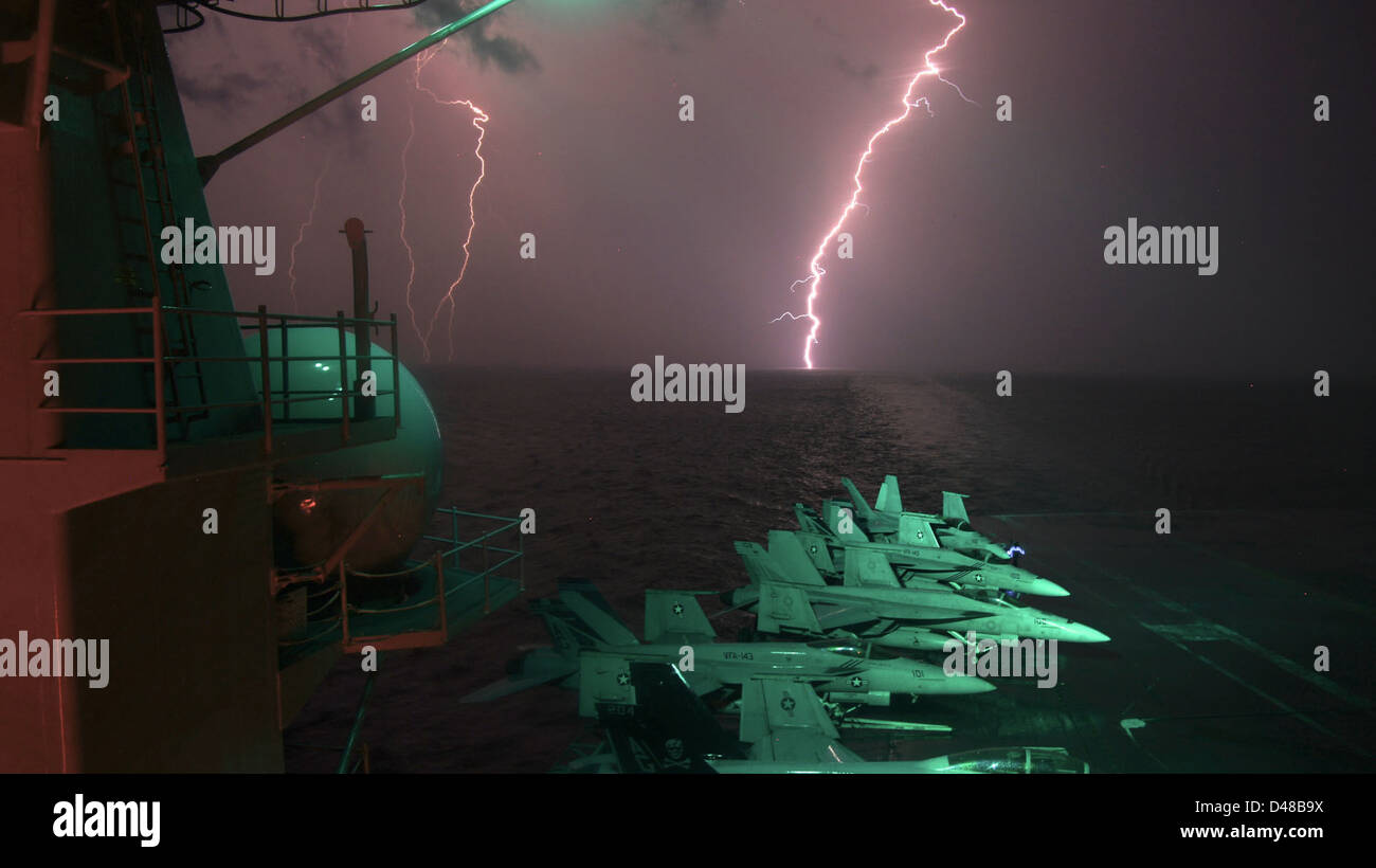 Lightning strikes aircraft hi-res stock photography and images - Alamy