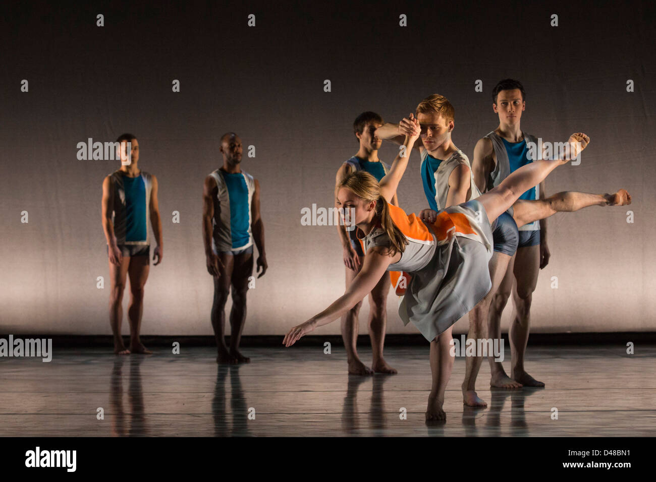 Richard Alston's latest work BUZZING ROUND THE HUNISUCCLE at the New ...