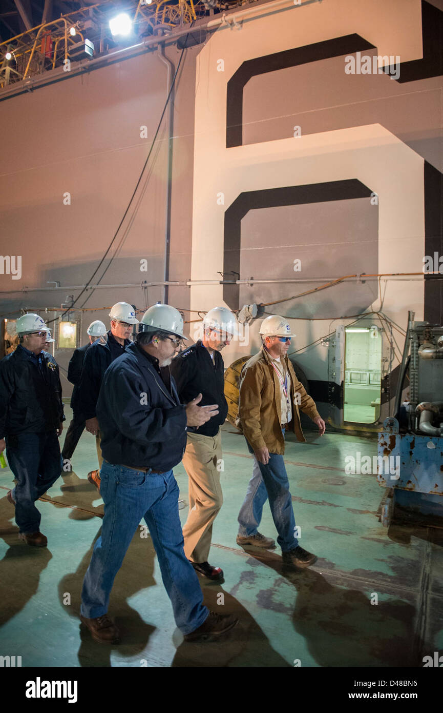 CNO Adm. Greenert visits the pre-commissioning unit (PCU) America to ...