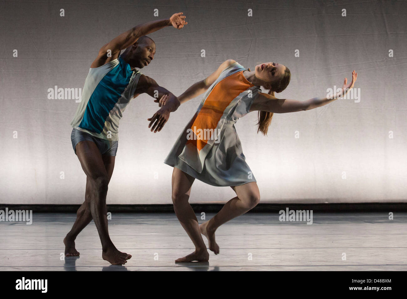 Richard Alston's latest work BUZZING ROUND THE HUNISUCCLE at the New ...