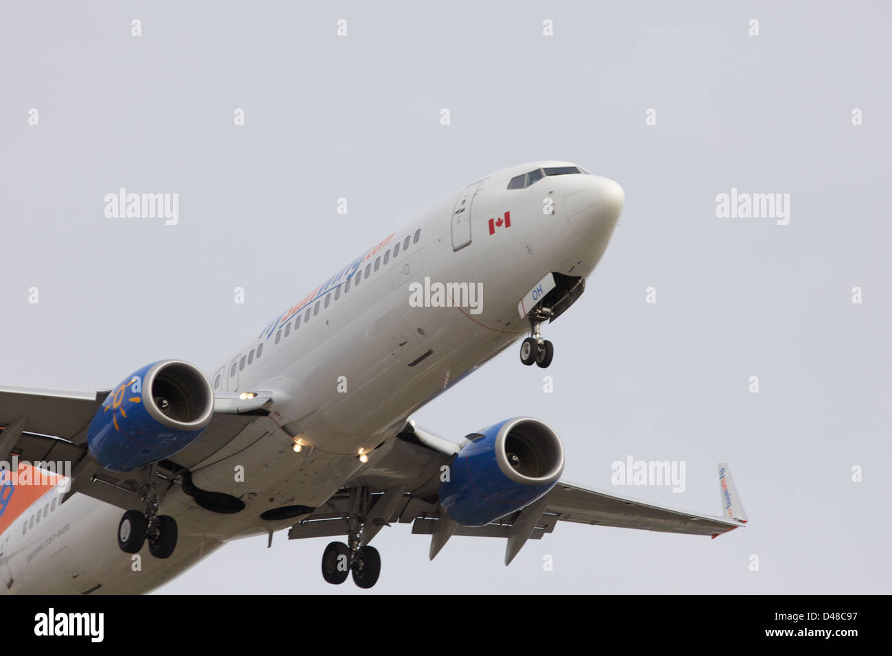 SunWing Boeing 737 Landing Runway 24L at Pearson Airport, Toronto ...