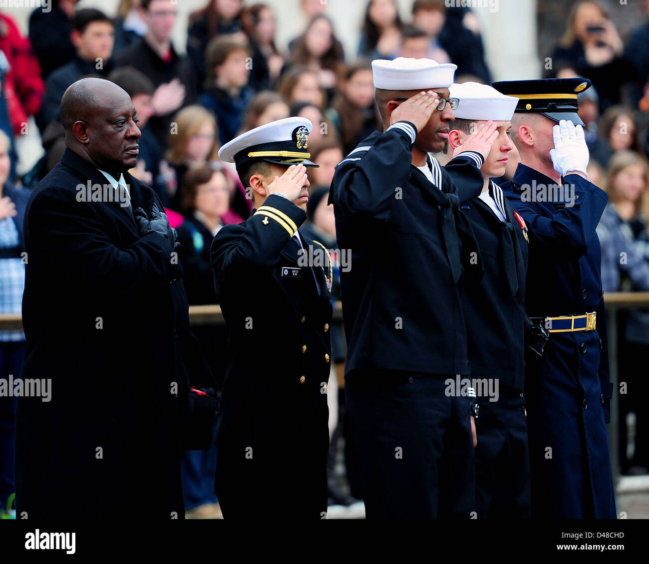 U s navy sailor salute hi-res stock photography and images - Alamy