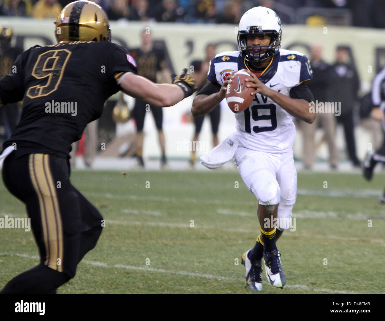 Quarterback scrambles hi-res stock photography and images - Alamy