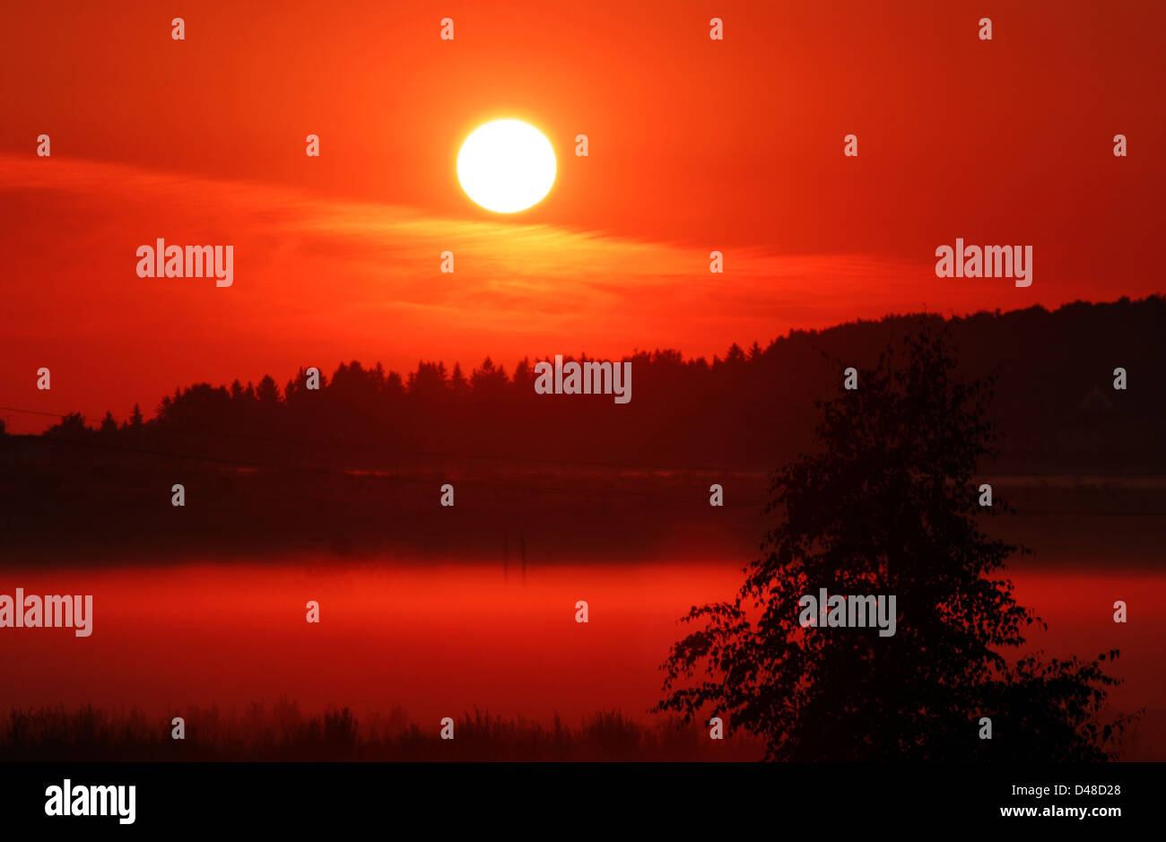 Red sunrise hi-res stock photography and images - Alamy