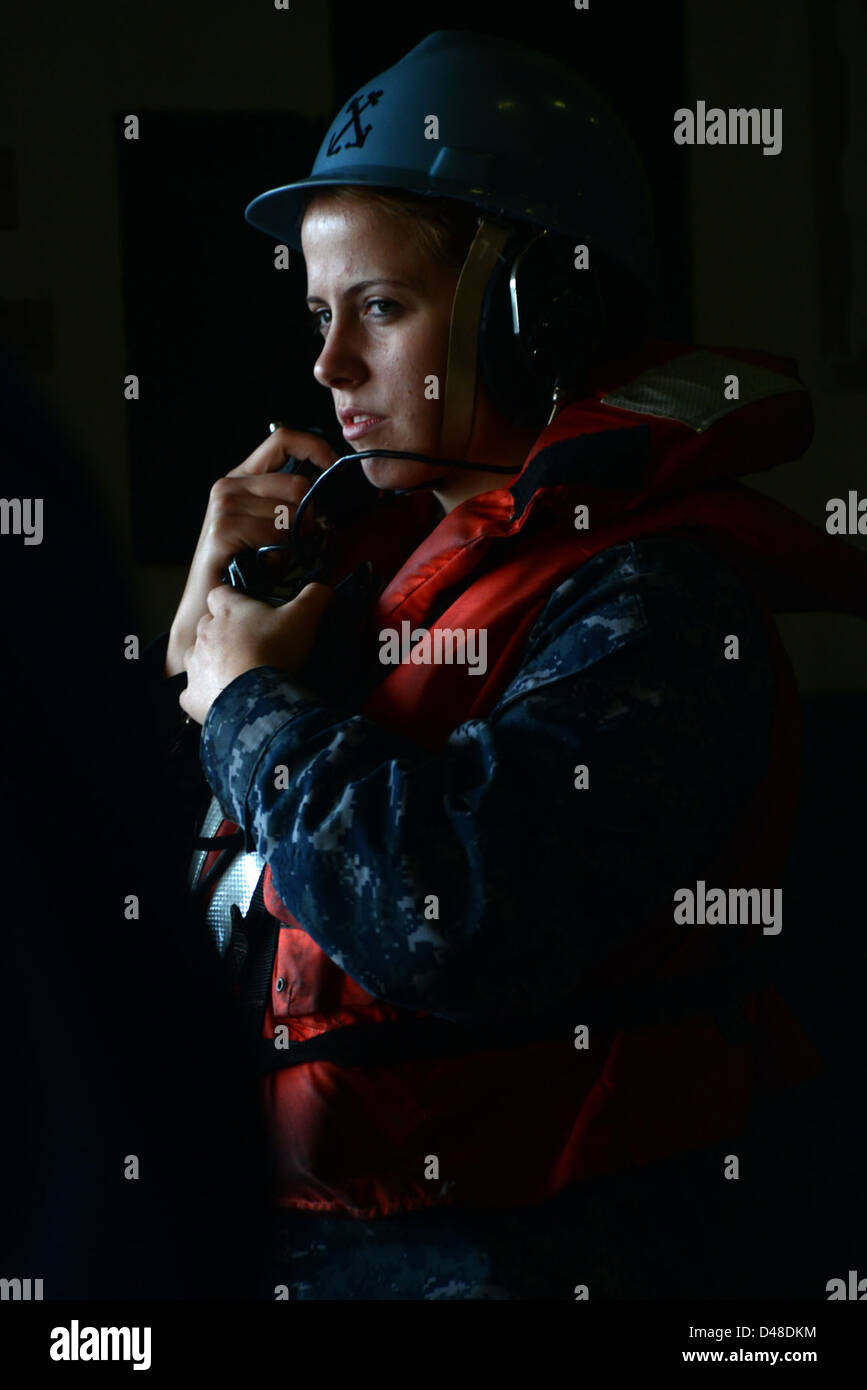 U s navy sailor uses hi-res stock photography and images - Alamy