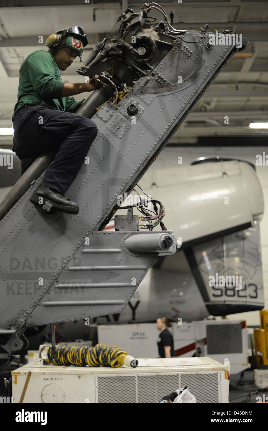 A Sailor works on an MH-60S Sea Hawk Stock Photo - Alamy