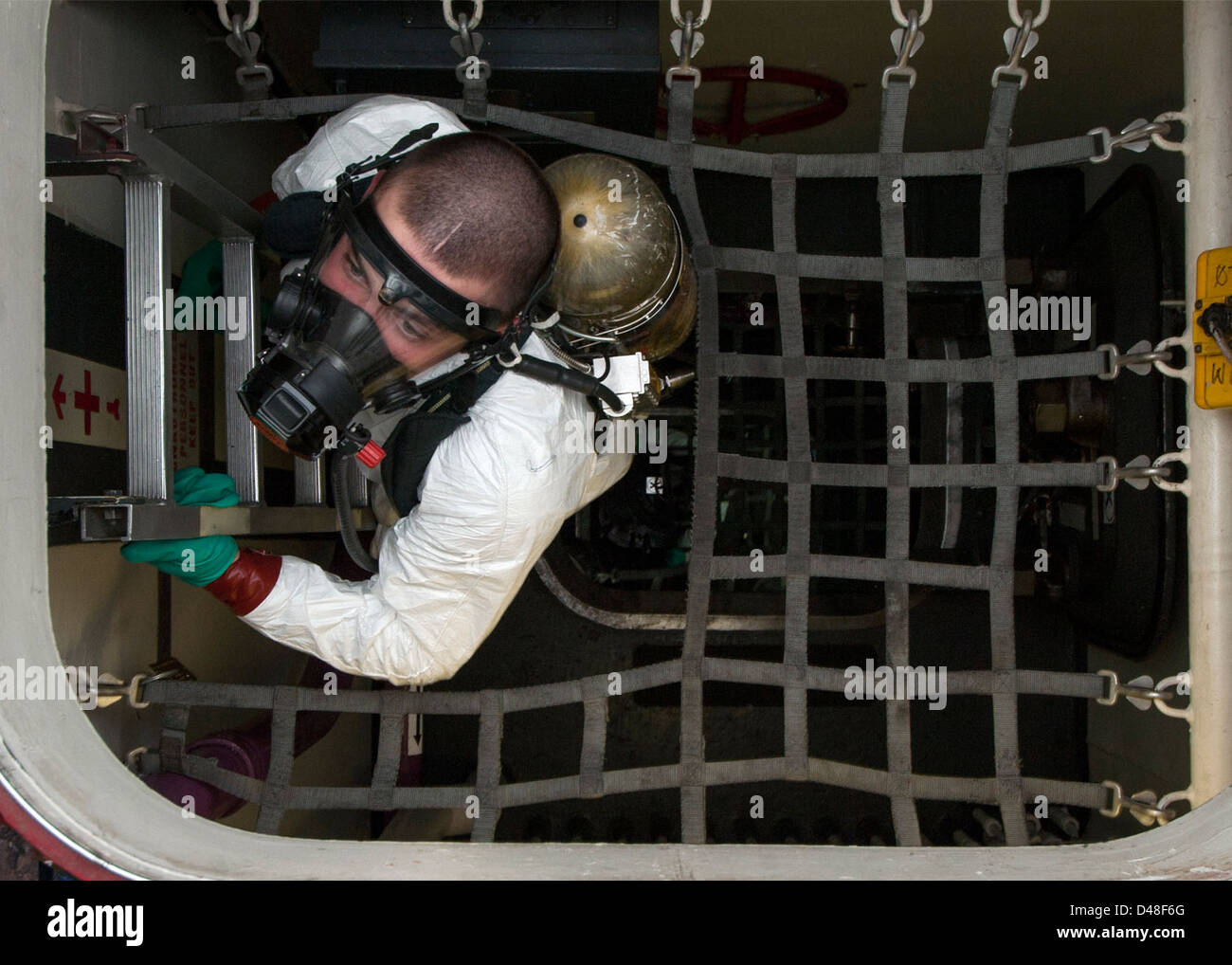 U s navy sailor ascends hi-res stock photography and images - Alamy