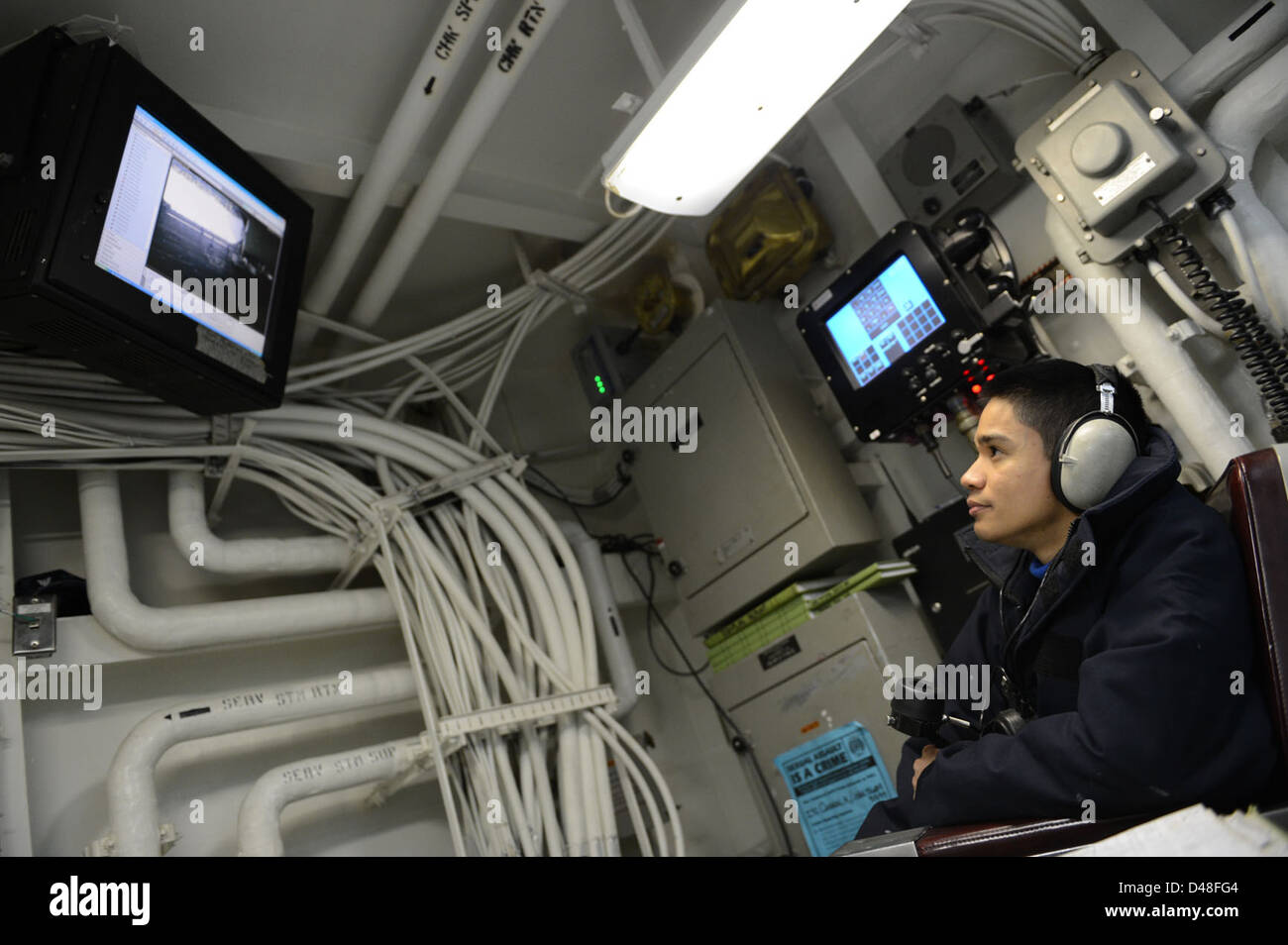 U s navy sailor observes hi-res stock photography and images - Alamy