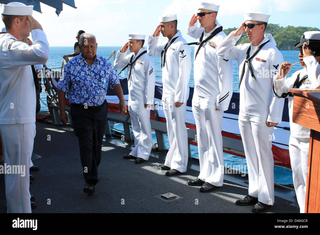 U s navy sailor salute hi-res stock photography and images - Alamy