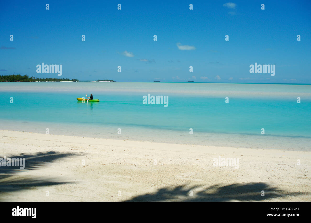 Idyllic tropical scene, Aitutaki in the tropical Pacific's Cook Islands ...
