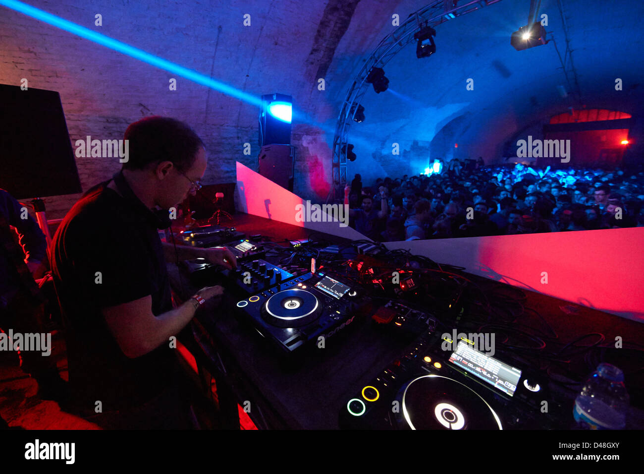 Nightclub rave warehouse party club hi-res stock photography and images ...