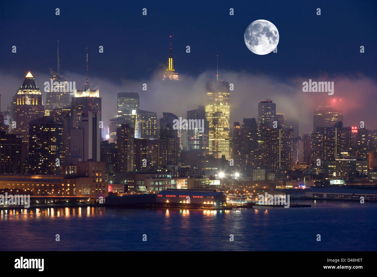 Mist between buildings midtown hi-res stock photography and images - Alamy