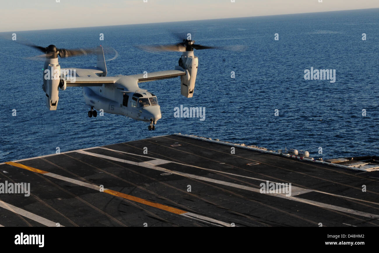 Osprey vertical take off landing hi-res stock photography and images ...