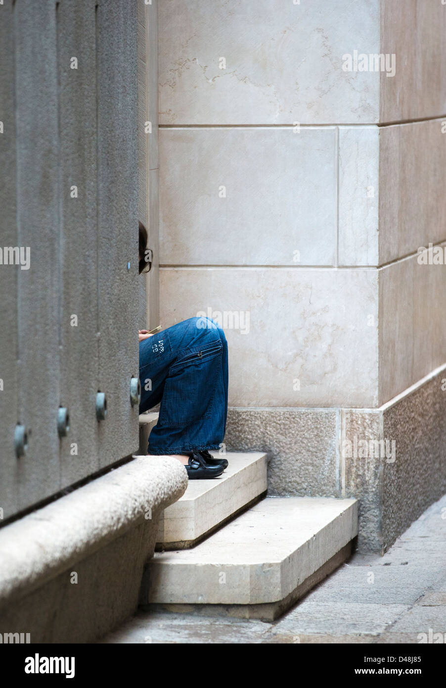 Someone sitting on a step with just the knees showing Stock Photo - Alamy