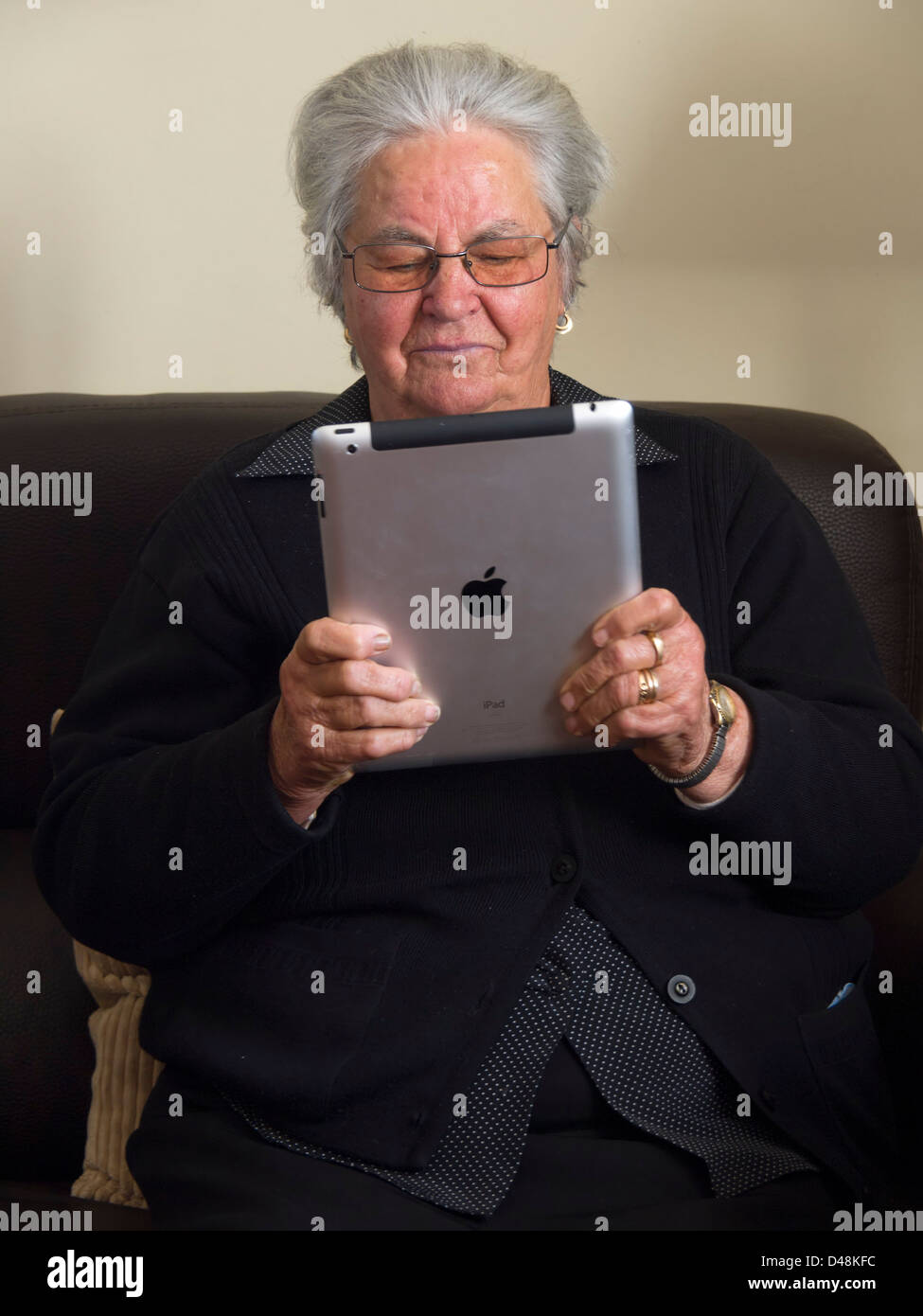 Mature woman using iPad Stock Photo - Alamy