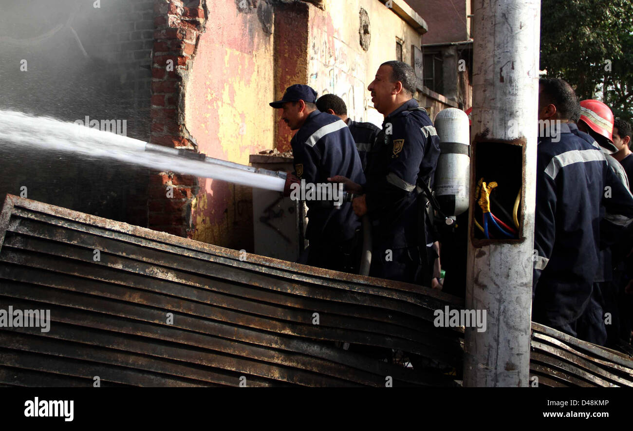 March 8, 2013 - Cairo, Cairo, Egypt - Egyptian firemen try to ...