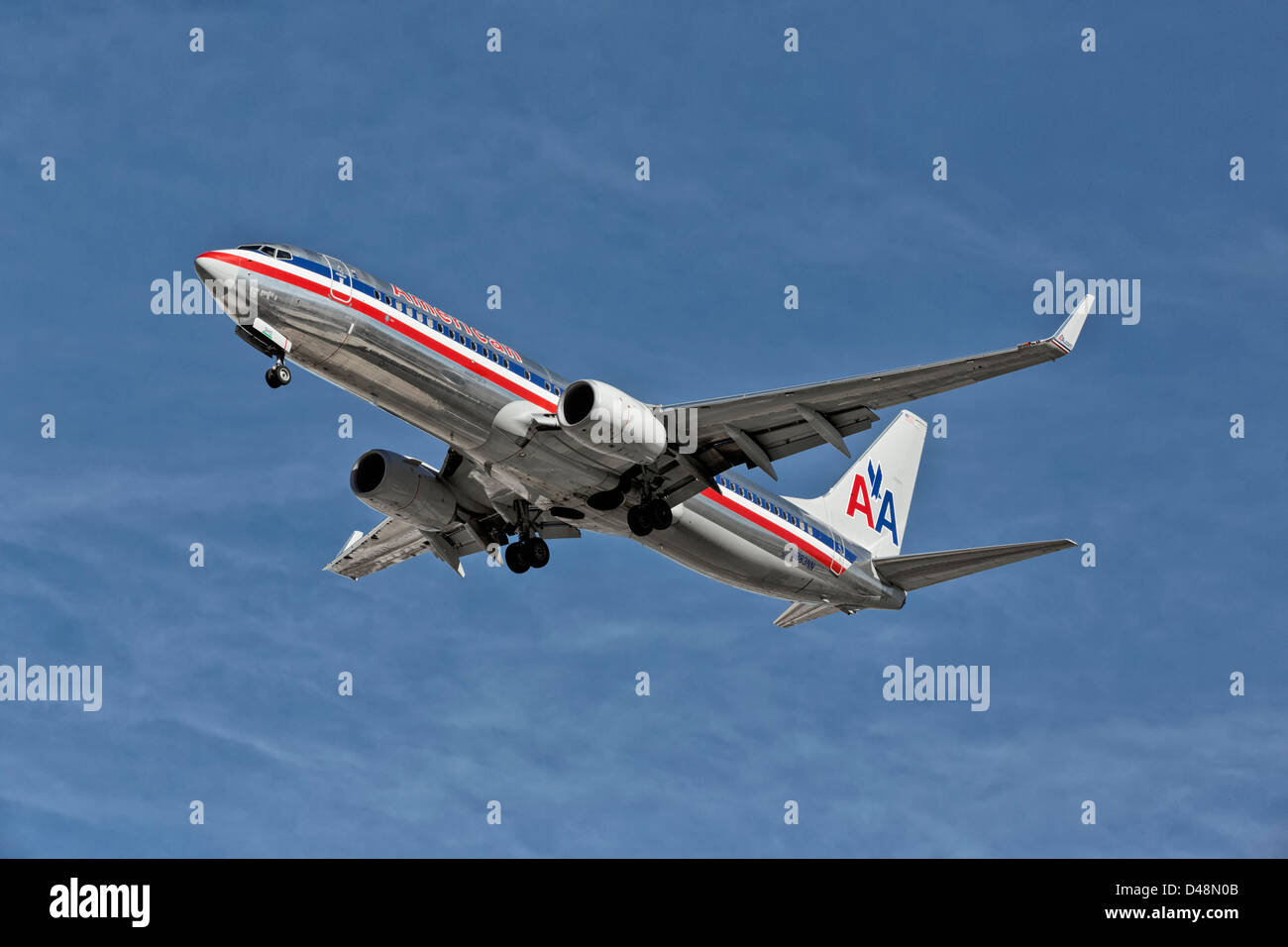 American airlines flight on approach hi-res stock photography and ...