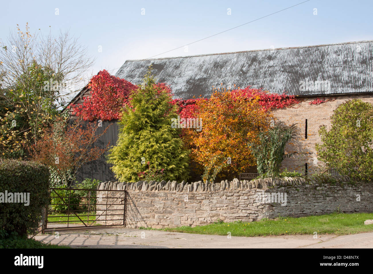 Colourful barn wall hi-res stock photography and images - Alamy