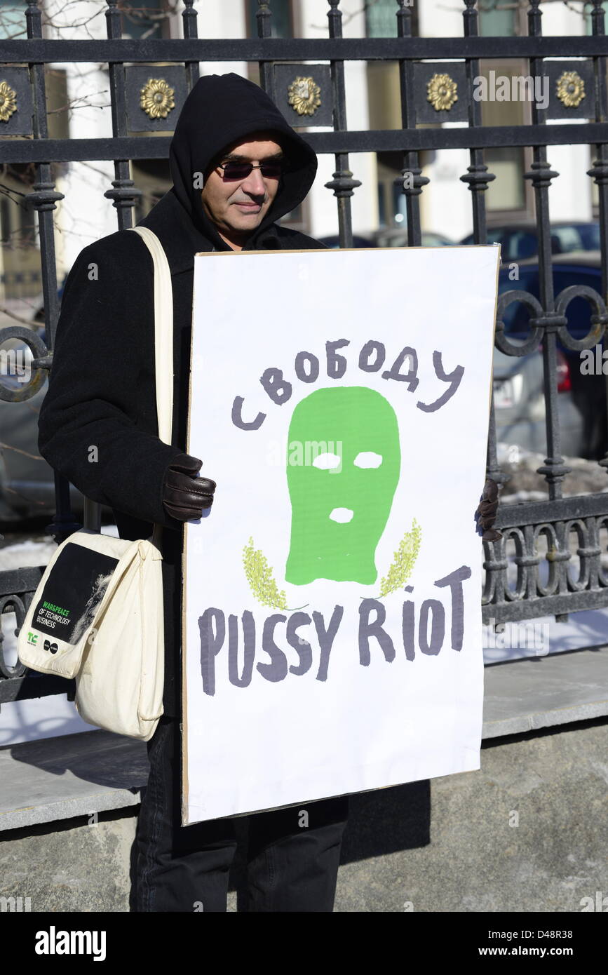 Russian activist and blogger Anton Nosik (a.k.a. dolboeb) holds placard ...