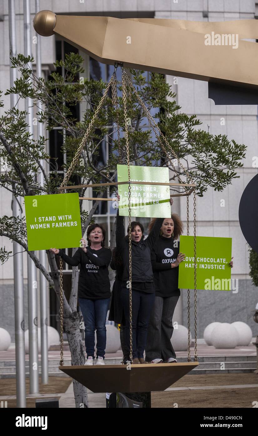 15 foot tall statue hi-res stock photography and images - Alamy