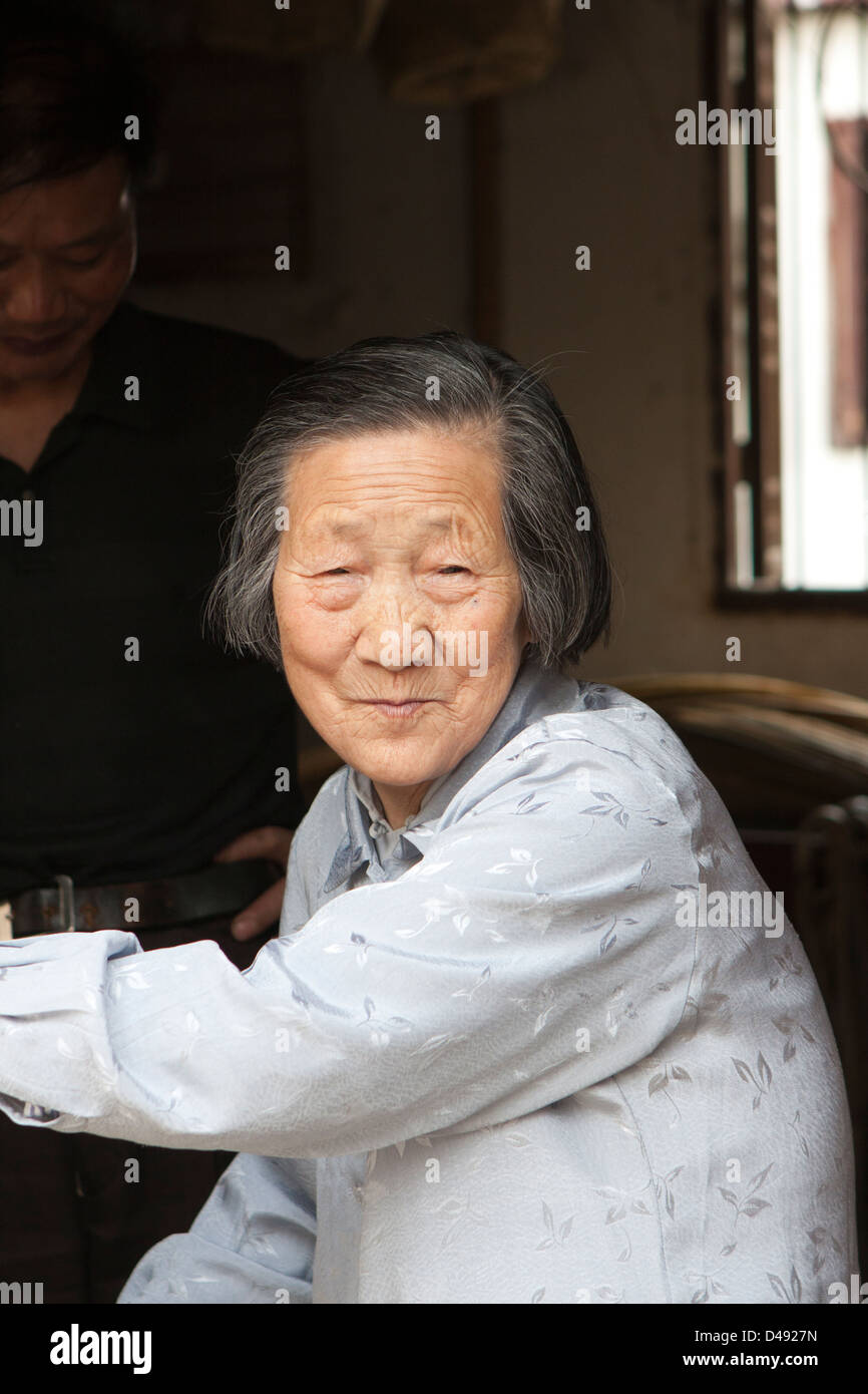 Elderly chinese lady hi-res stock photography and images - Alamy